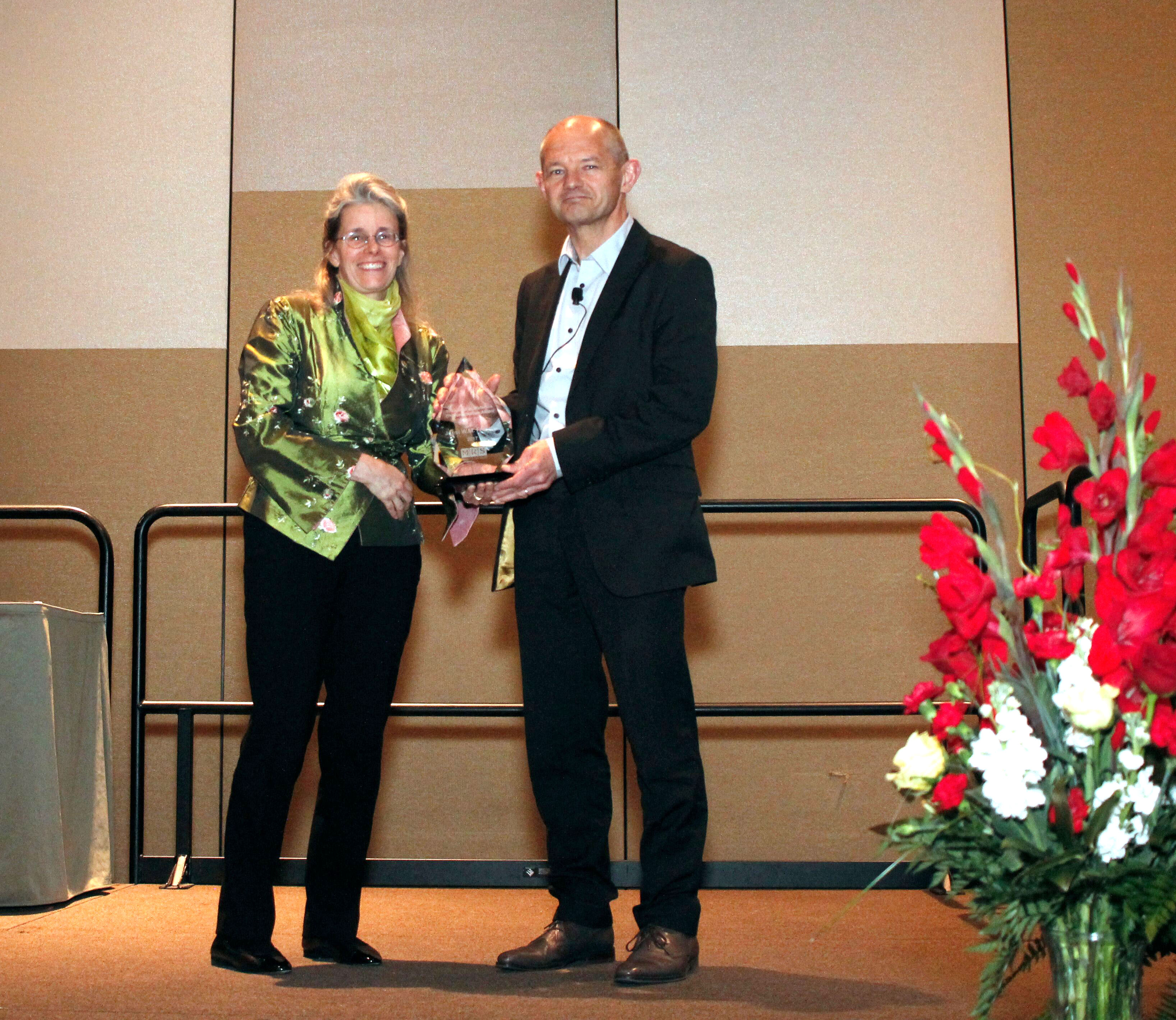 Joost Frenken wins the MRS Innovation in Materials Characterization ...